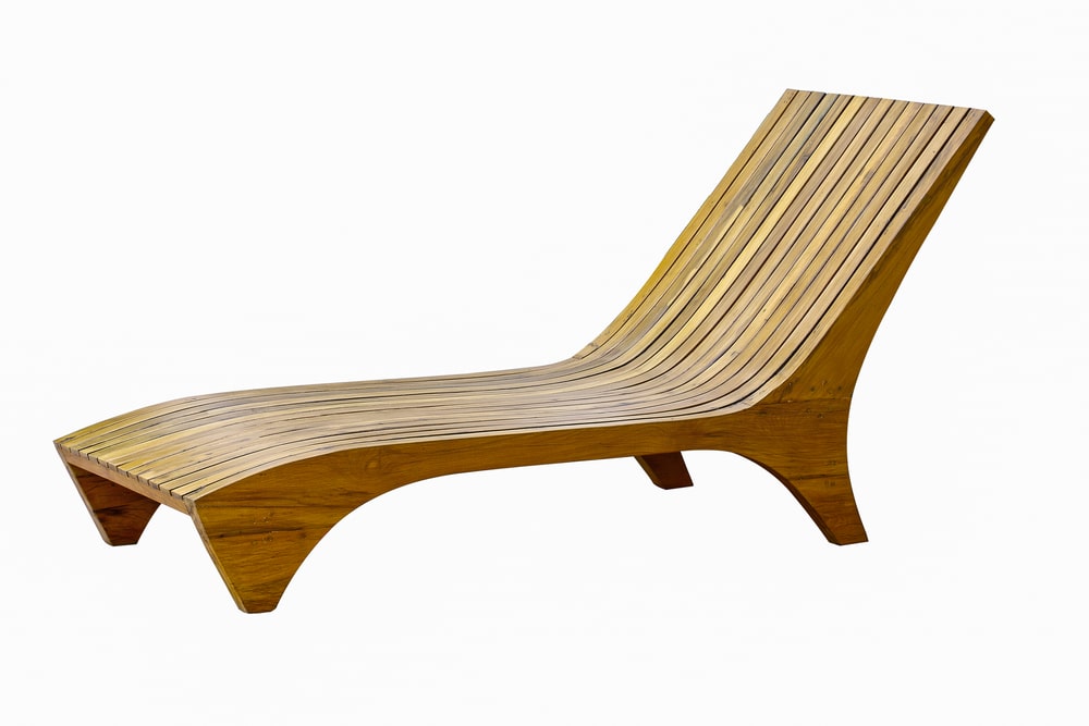 Gebogene Gartenliege aus Holz - gelebte Gartenliebe